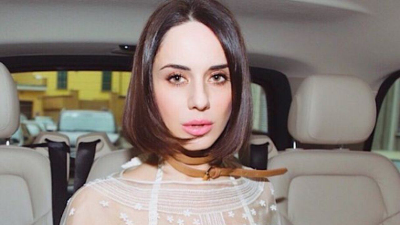Paola Iezzi, scollatura da brividi, è "Music On": meravigliosa - FOTO
