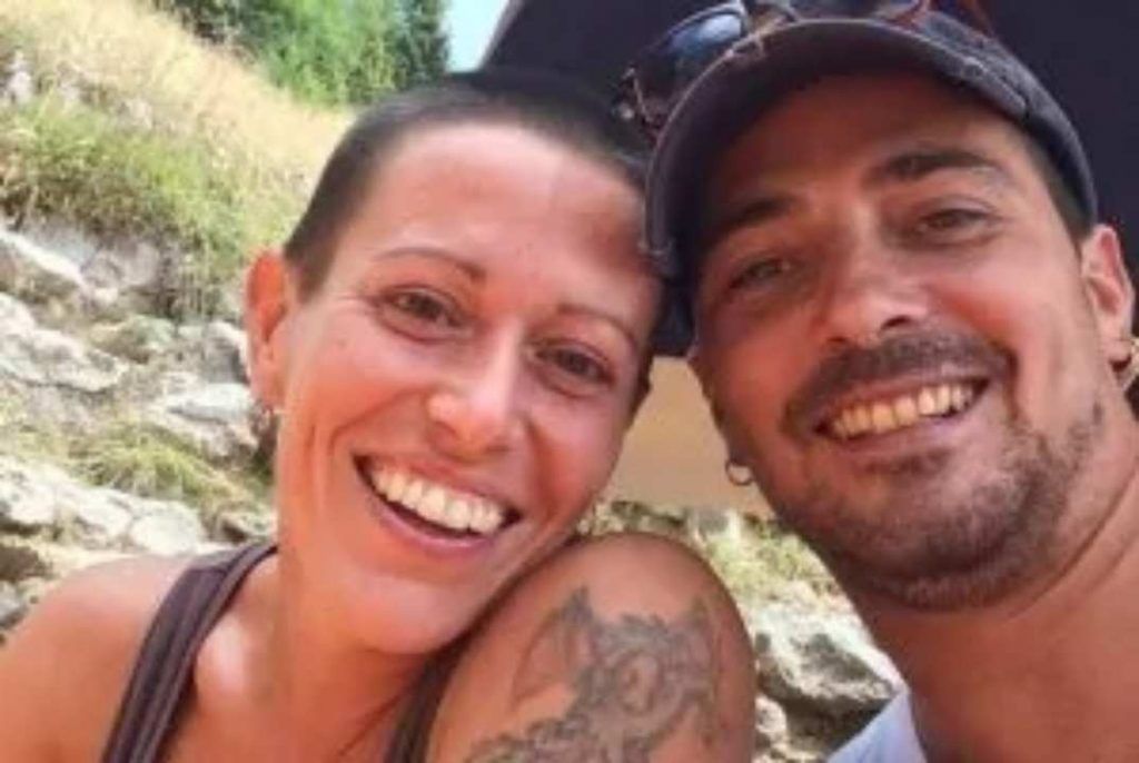 Donna uccisa, ex marito la finisce a colpi di accetta: aveva 4 bimbi Donna uccisa, ex marito la finisce a colpi di accetta: aveva 4 bimbi