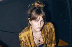 Victoria De Angelis, la posa senza veli sul letto: solo il lenzuolo la ...