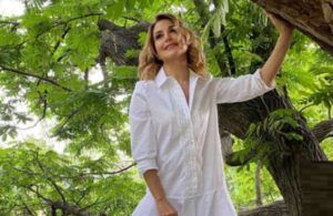 Barbara D'Urso, in costume mostra le gambe e fa impazzire i fan