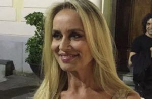 Gloria Guida "patrimonio dell'UNESCO": eterna ragazzina in bikini - FOTO